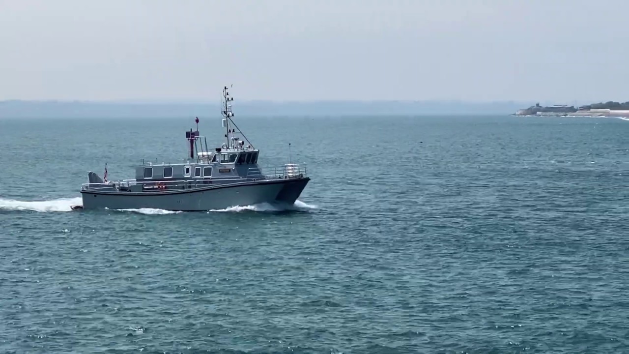 HMS Magpie returns to Gosport. - YouTube