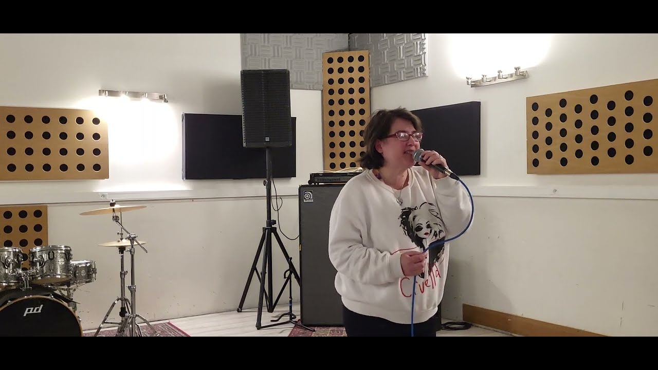 EMILIE à STUDIO LIVE PARIS le 25 NOVEMBRE 2023 - YouTube