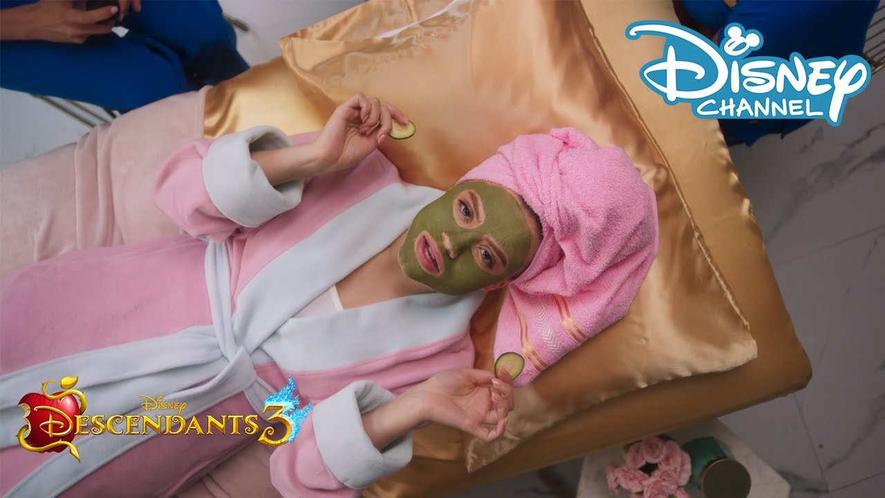 Descendants 3 | Audrey's Koninklijke Entree | Disney Channel BE - YouTube