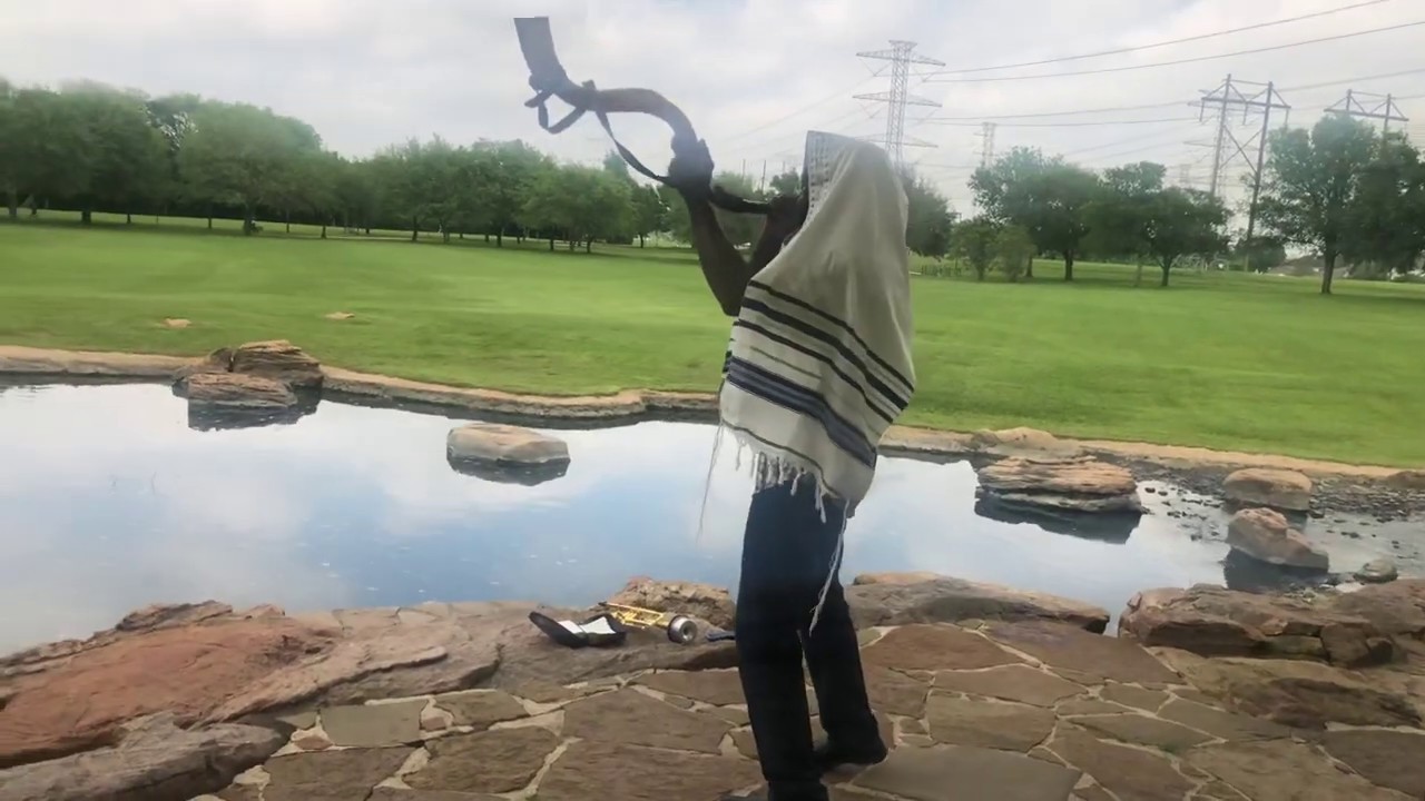 Tevon Varlack Blows Shofar/Trumpet Against COVID-19 - YouTube