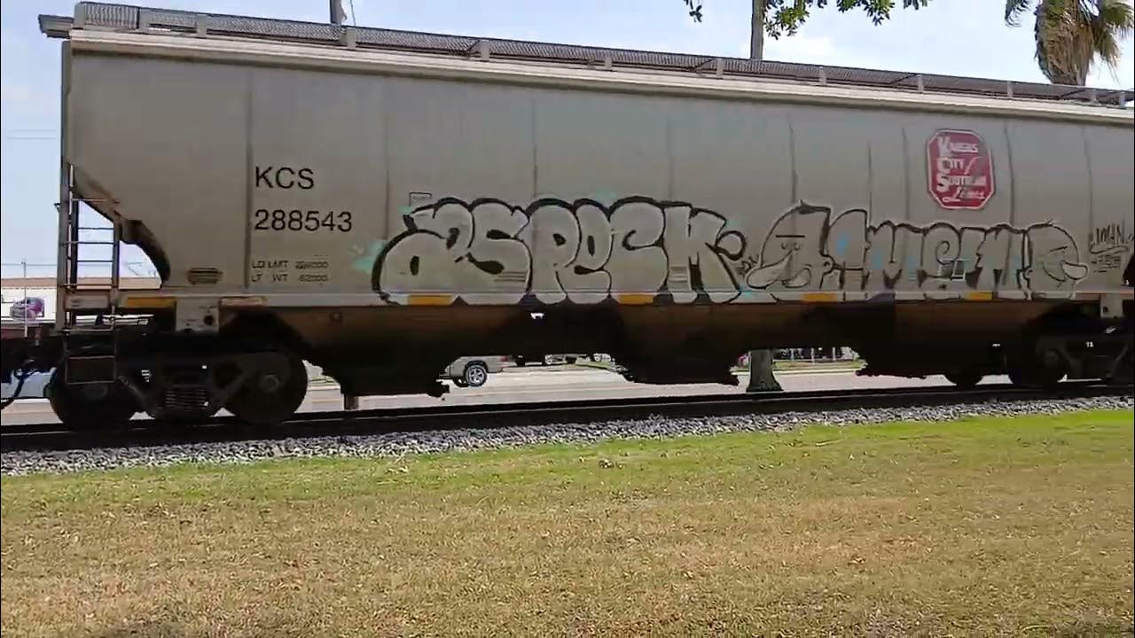 KCS 5010 Leading KCS 4145 trailing Empty grain train eastbound in Alice Texas - YouTube