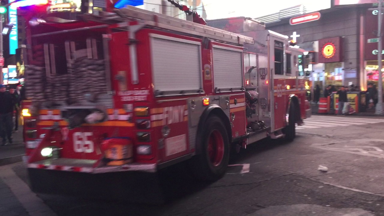 FDNY ENGINE 65 RESPONDING ON 7TH AVENUE IN THE TIMES SQUARE AREA OF ...