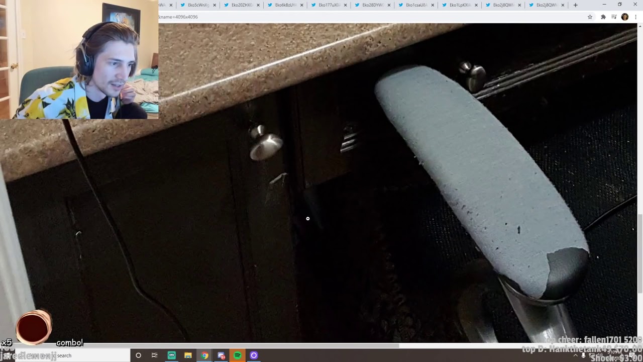 xQc roasts viewers toilet gaming setup - YouTube