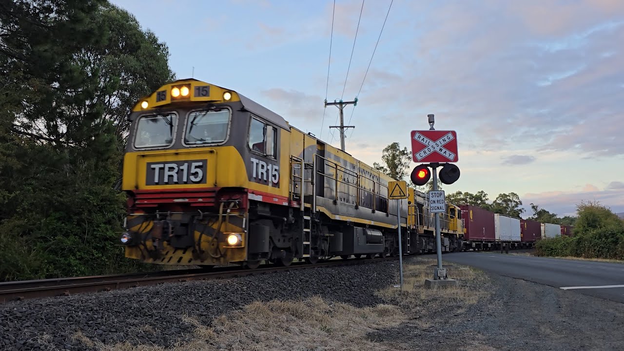 TasRail TR15 2001 #33 train crossing Glenwood Road - YouTube