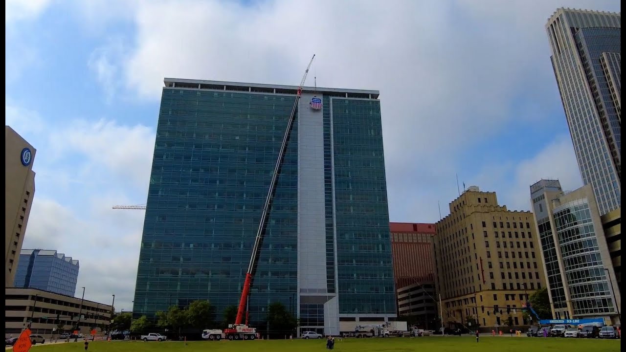 Union Pacific Shield Installed on Omaha Headquarters Building - YouTube