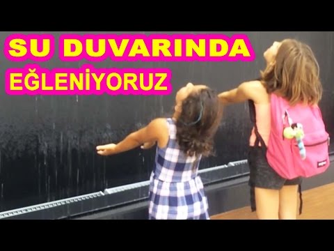 Maya ve Tuana Su Duvarında Eğleniyor | Bizim Aile Eğlenceli Çocuk Videoları
