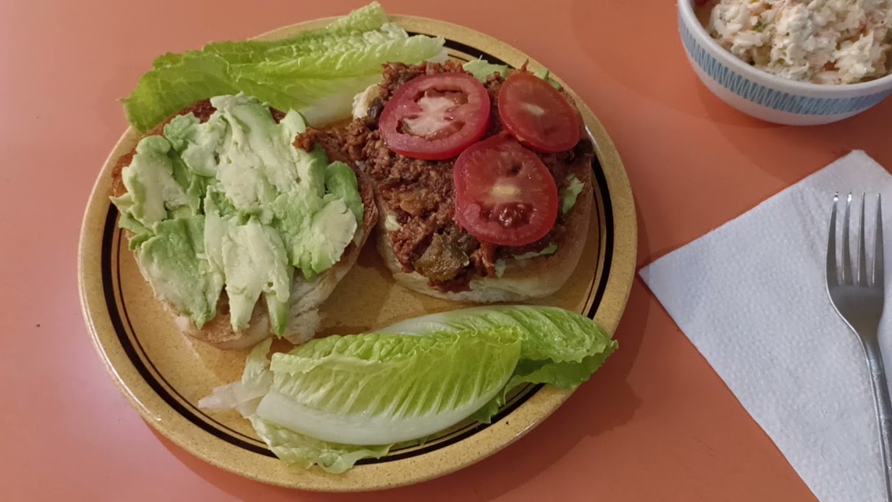Torta de deshebrada de cerdo guisada con chile pasado, ensalada de ...