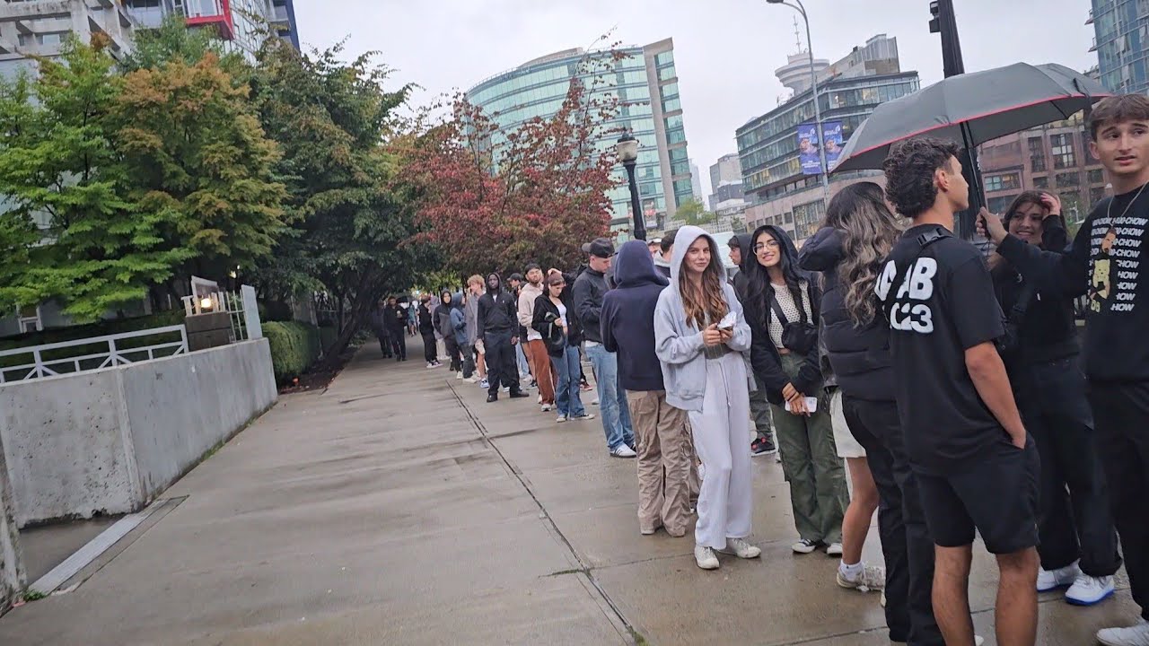 Vancouver Drake and Travis Scott concert, huge crowd waiting to get in ...