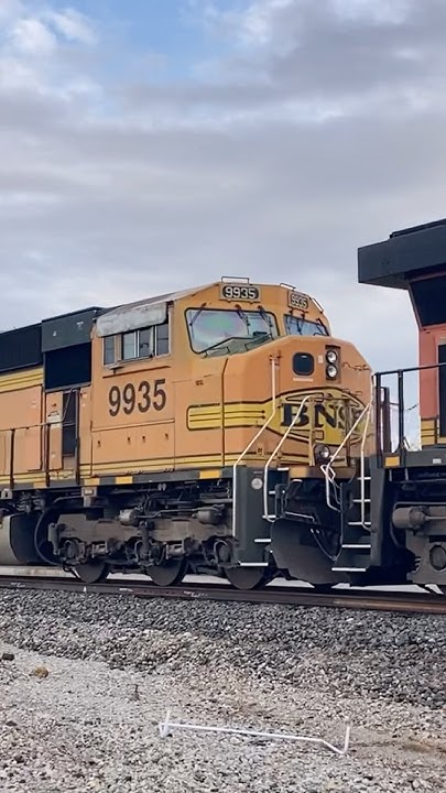 BNSF SD70MAC #9935 (Avondale, Texas) - YouTube
