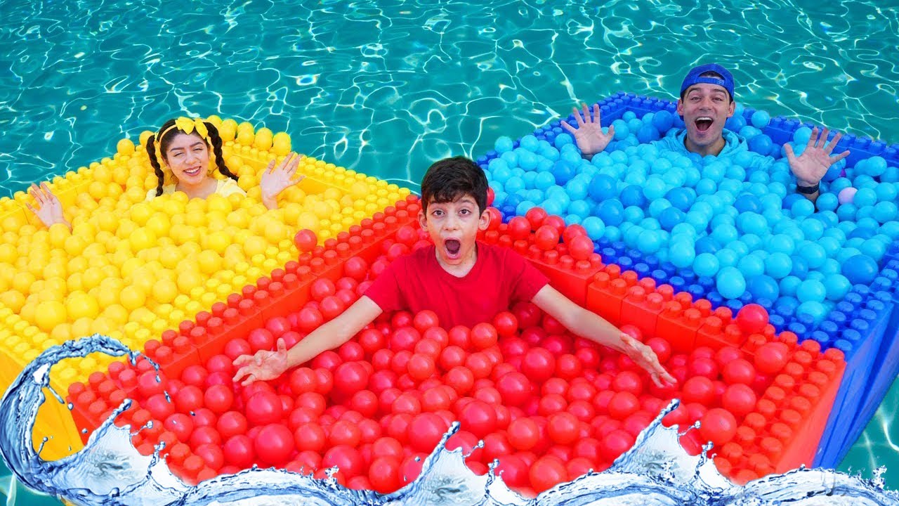 Jason e i suoi amici giocano con i palloncini d'acqua. Sfida di colori ...