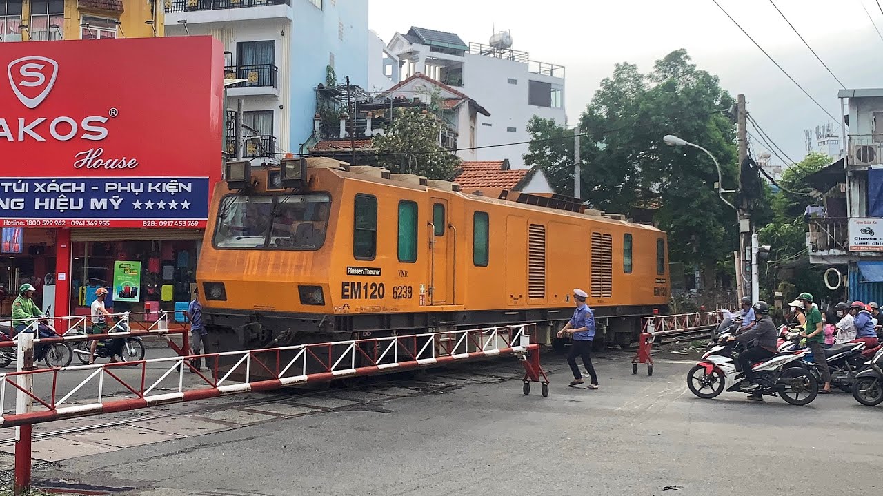 [#376] Máy kiểm tra đường EM120 chạy đơn mác K0508 đi ga Sóng Thần ...