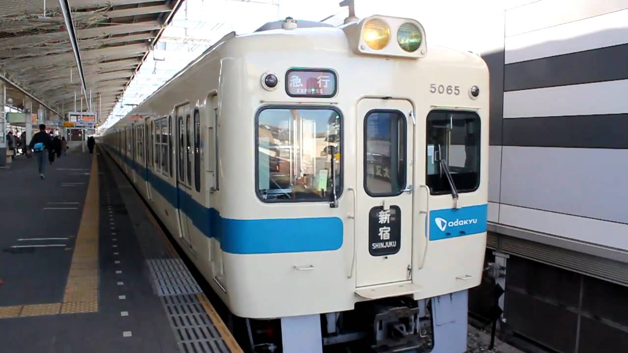 小田急電鉄5000形5065F+5200形5568F 代々木上原駅を発車 - YouTube