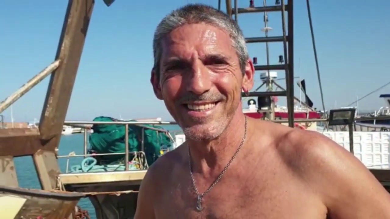 Pescherecci in mare per la Sagra del pesce - YouTube