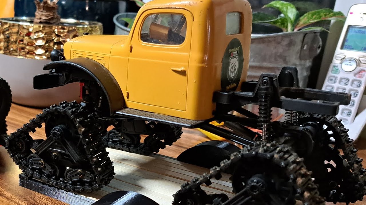 Batrazzi Tracks FMS FCX24 woods run! - YouTube