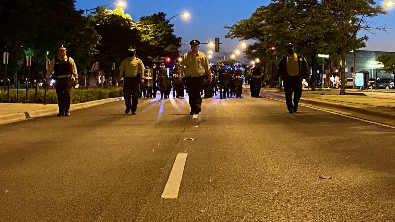 Armed residents respond to violence in Chicago and Cicero - YouTube