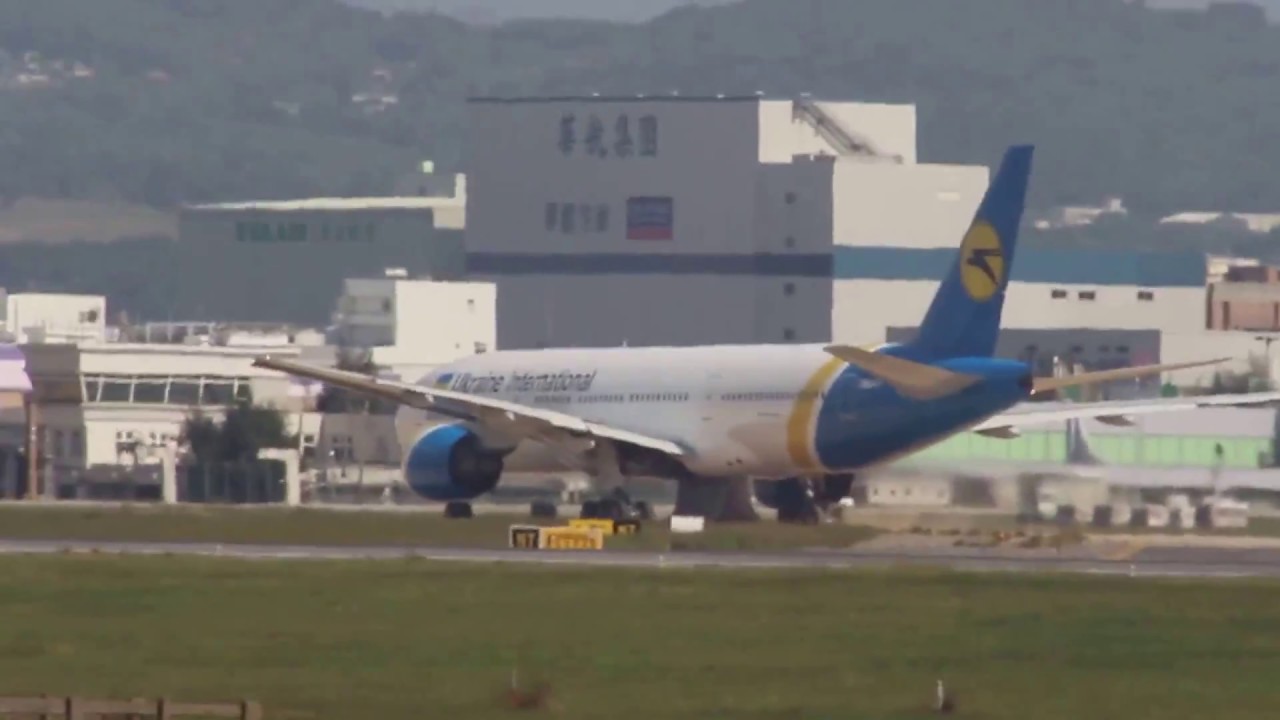 Plane Spotting Ukraine International Airlines Boeing 777-200 - YouTube