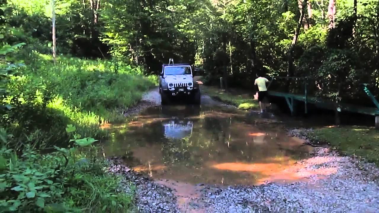 JEEP SPLASHING WATER IN CAMERA...PRANK WITH WATER.. OFF ROAD.. MUDDING ...