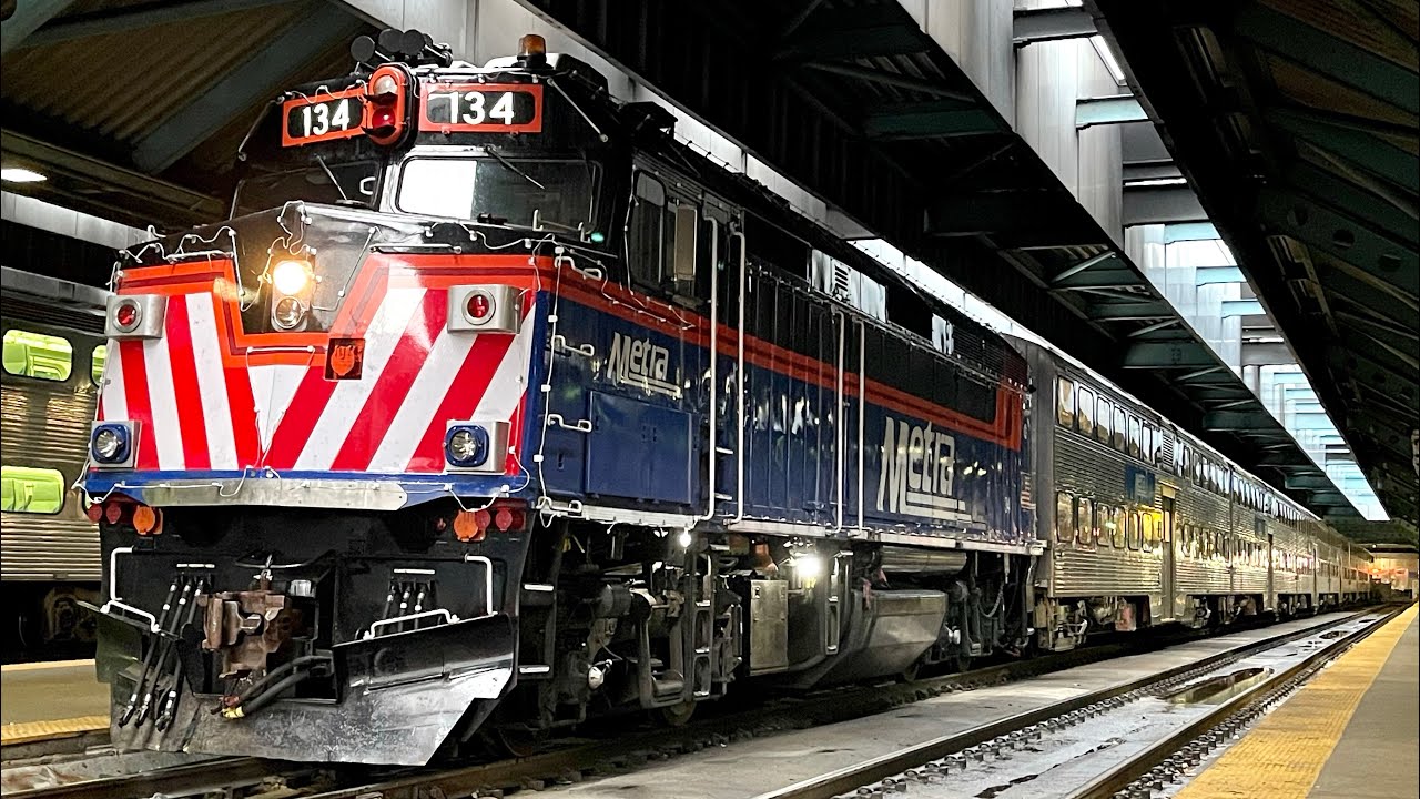 Metra Xmas Train - 134 - YouTube
