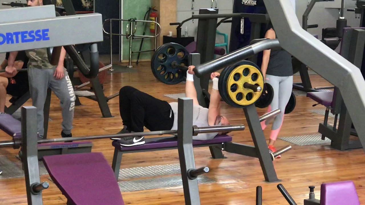 Bench press fail - YouTube