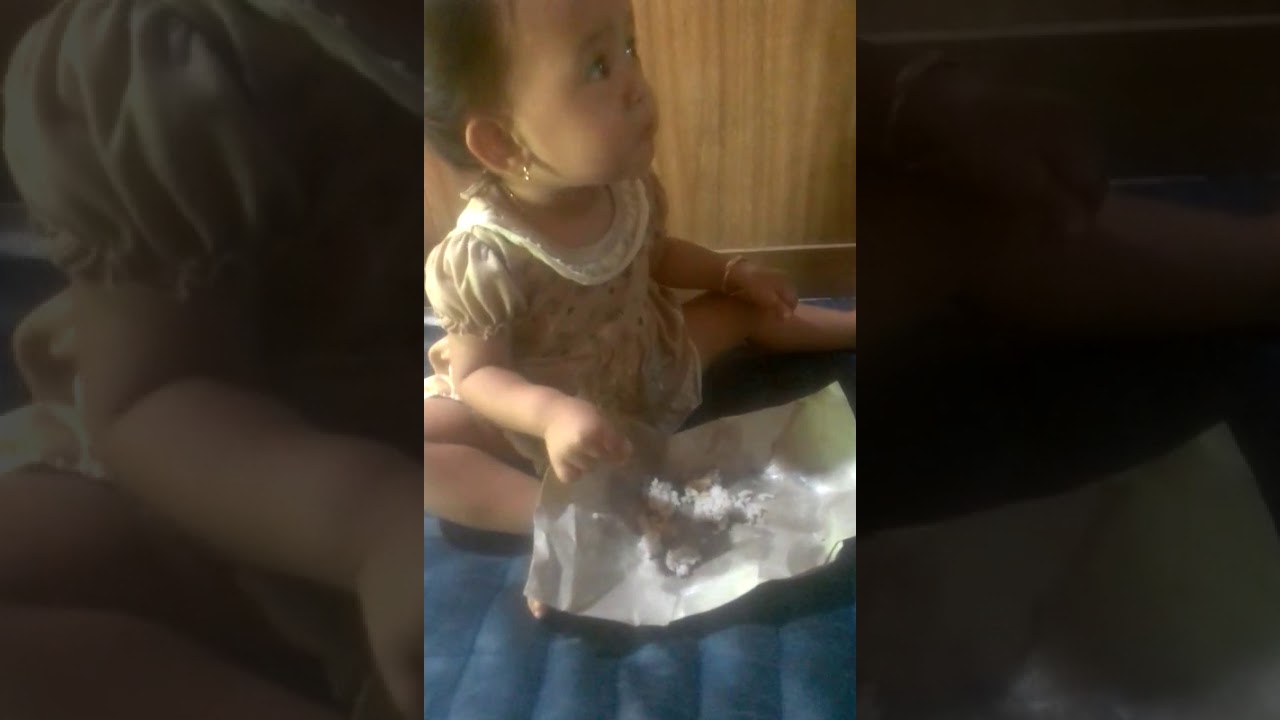 lucu . bocil belajar makan sendiri - YouTube