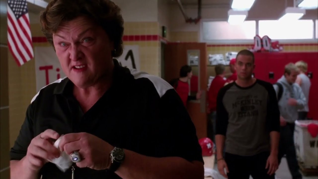 Glee - Beiste Kicks Finn Off The Team // 2x1 - YouTube