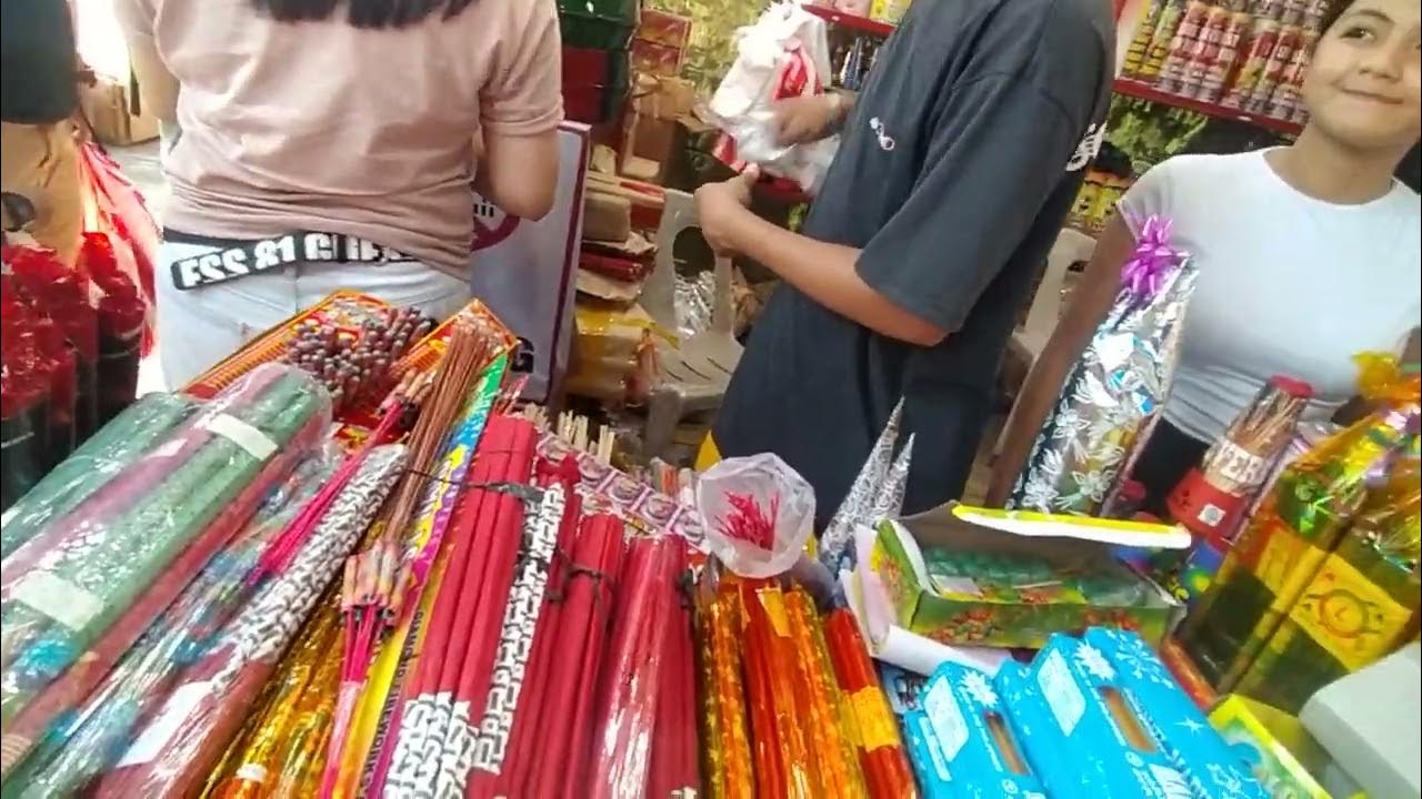 Bilihan ng mga Paputok sa Harap ng Malolos City Hall... - YouTube