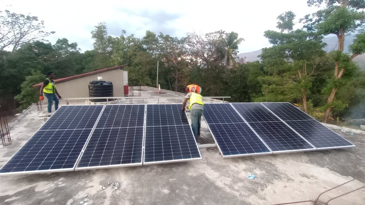 installation 5,5kw panneaux solaires à l'hôpital Flanbwayan Mirbalais # ...