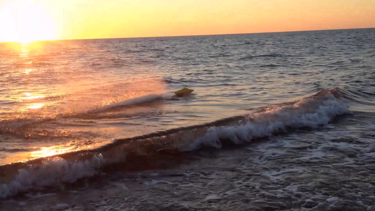Proboat Recoil 26 jumping waves in the ocean :) - YouTube