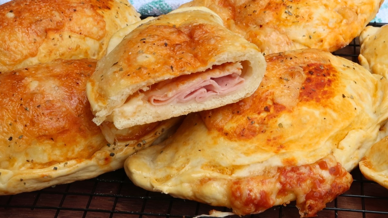 Calzone de Presunto e Queijo com Massa Macia Caseira Assado no Forno ...