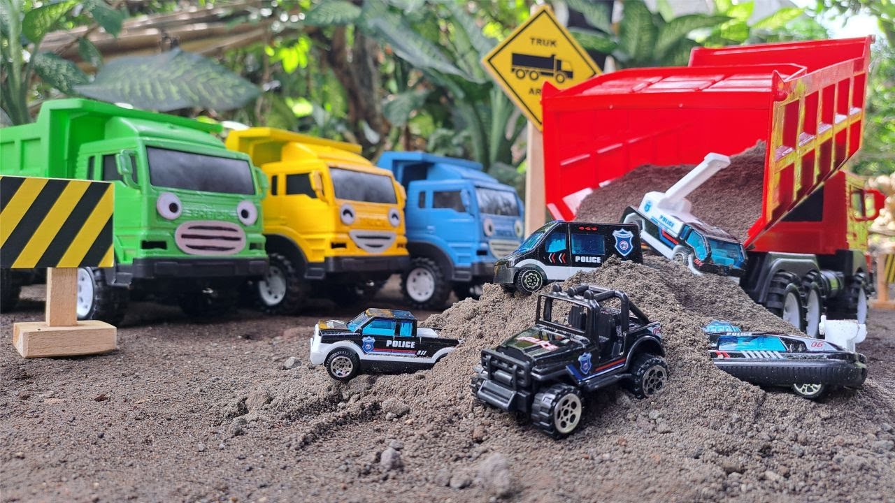 Menemukan Mainan Mobil Polisi, Jeep, Van, Amfibi, Damkar, Double Cabin ...