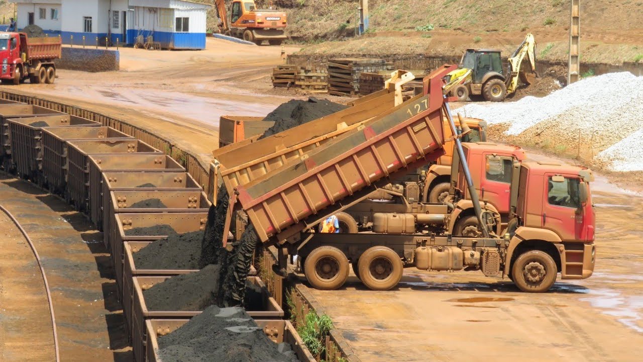 Carregamento de Minério de Ferro em Sarzedo. Manobras, Carregamento e ...