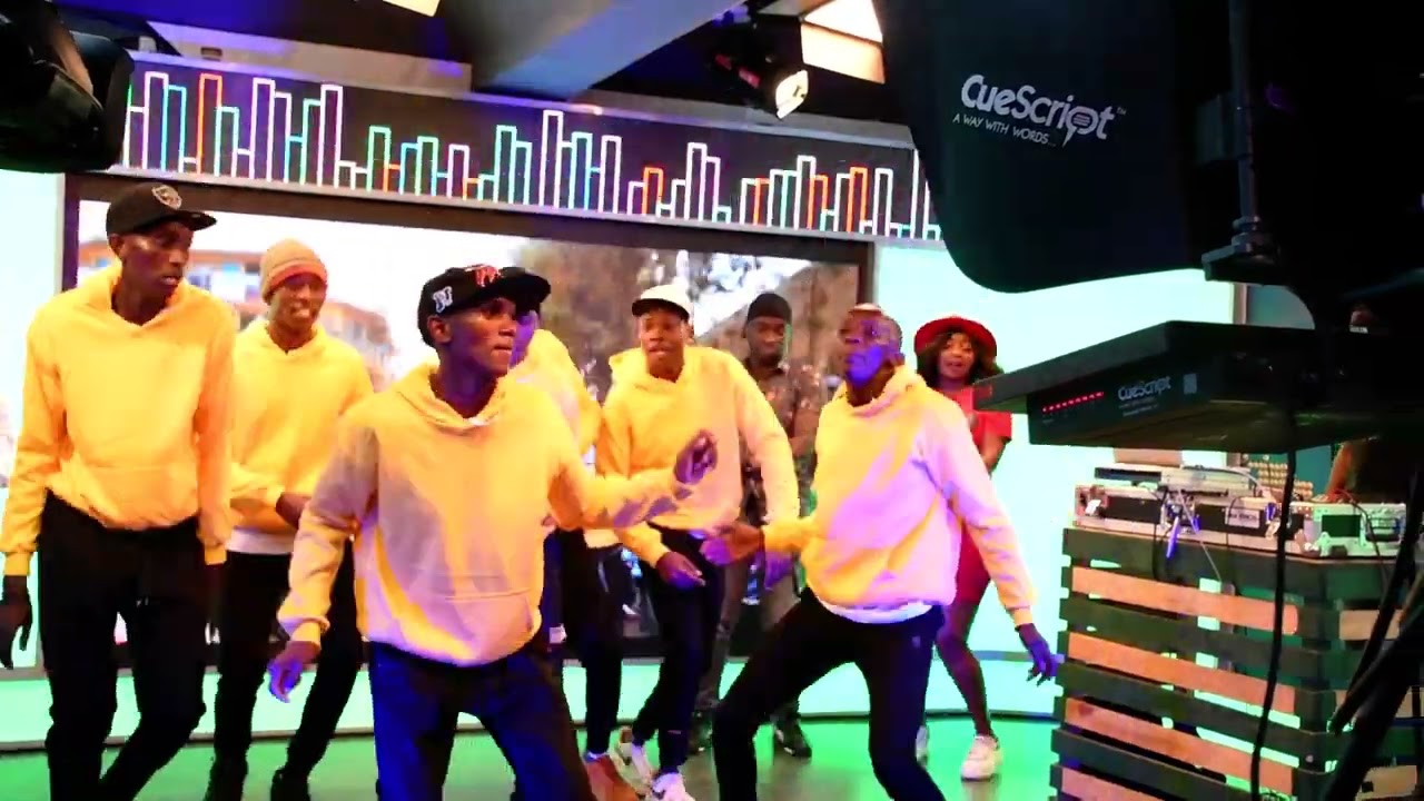 crazy dancers at Thum Dagmor - YouTube