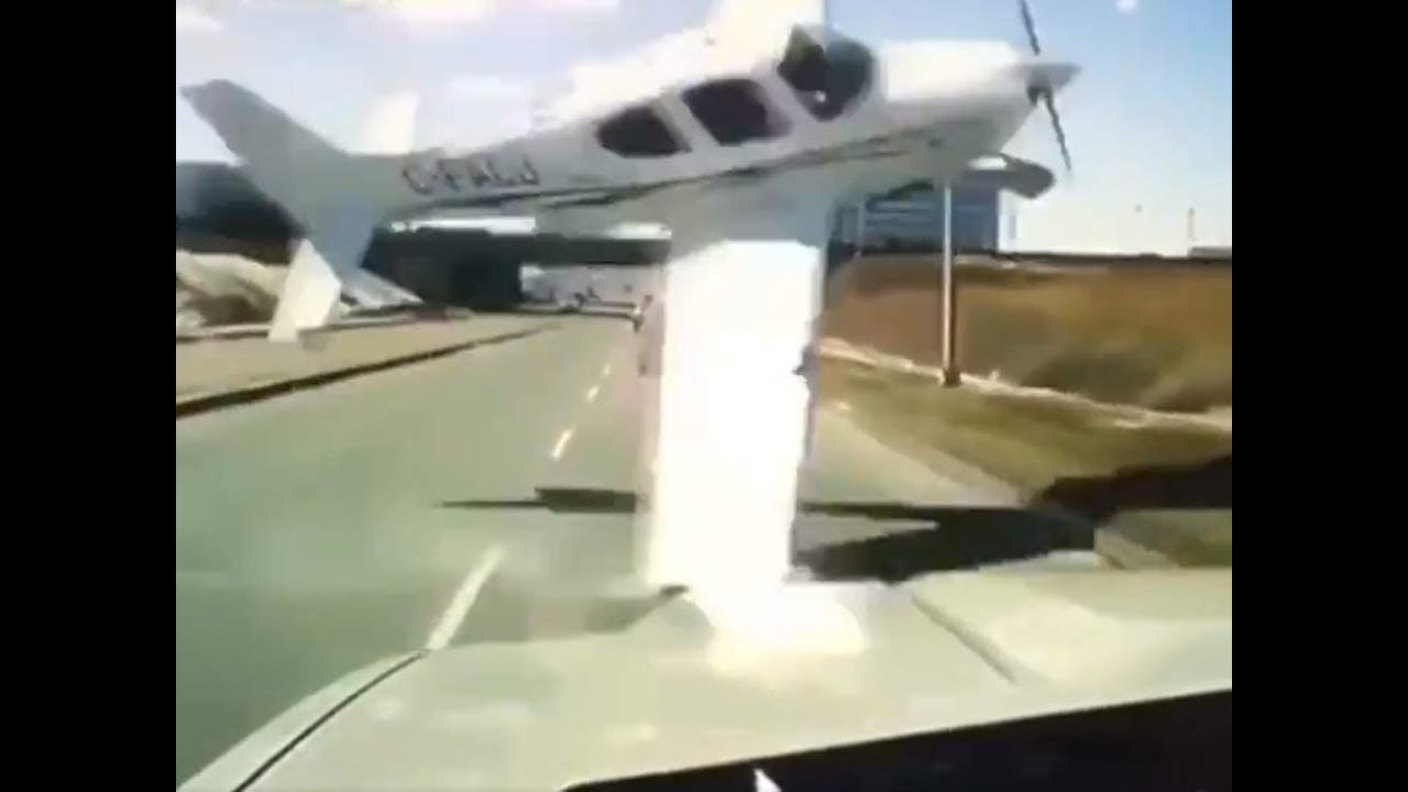 Aviation News| Cirrus SR20 crash in Toronto Buttonville Airport - YouTube
