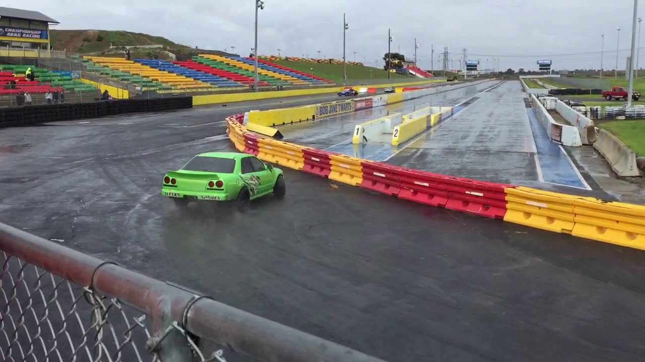 Vic drifts Calder park raceway - YouTube