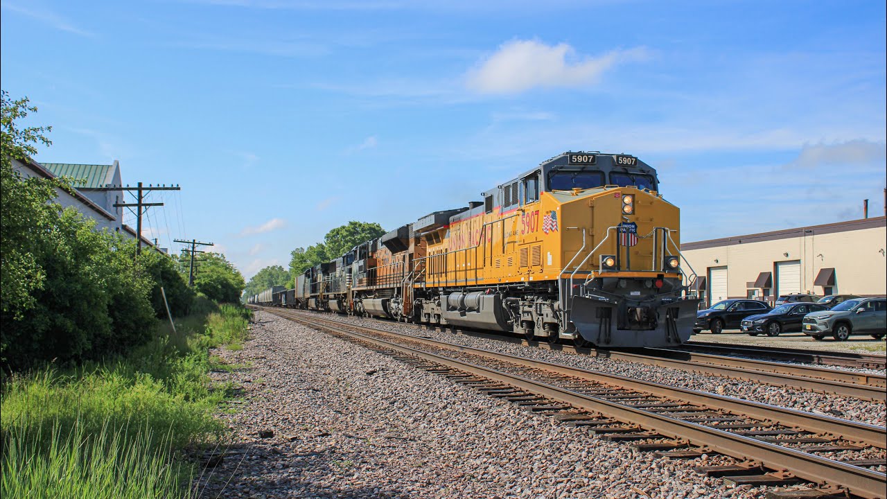 UP 5907 (new paint) leads UP MCHAL past Blodgett w/ UP 1989 (Rio Grande heritage) trailing - YouTube