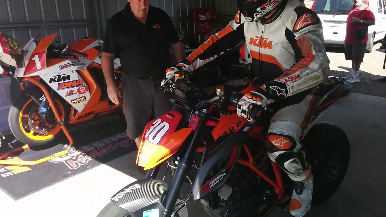 KTM 1290 pulling out of the pits for qualifying at Wakefield - YouTube