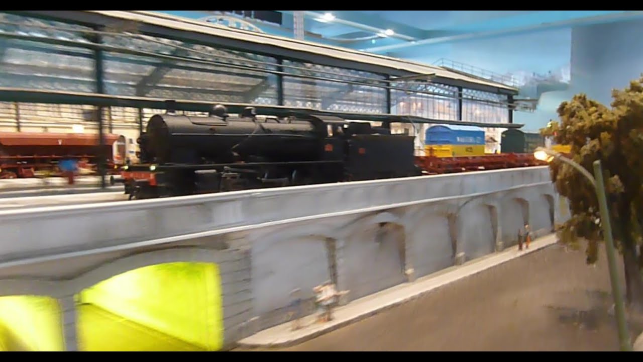 140C 12 avec un train de cadres - YouTube