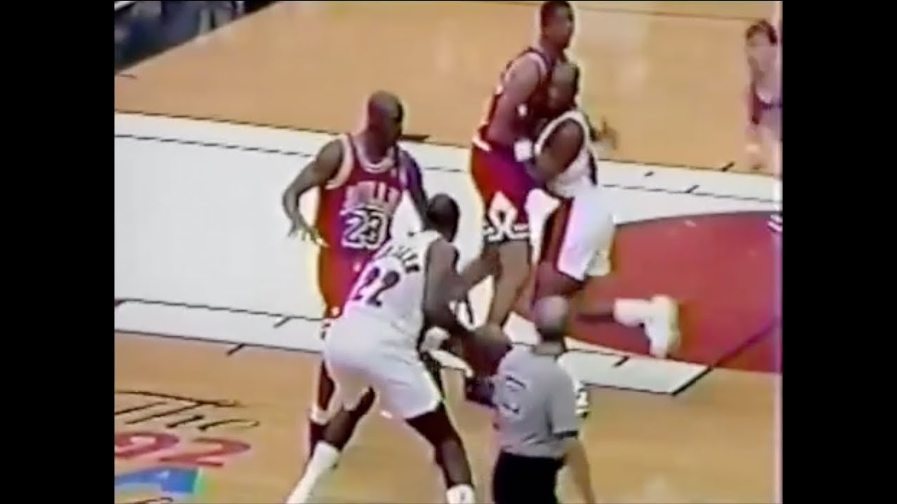 michael-jordan-locks-down-clyde-drexler-1992-finals-game-4-youtube
