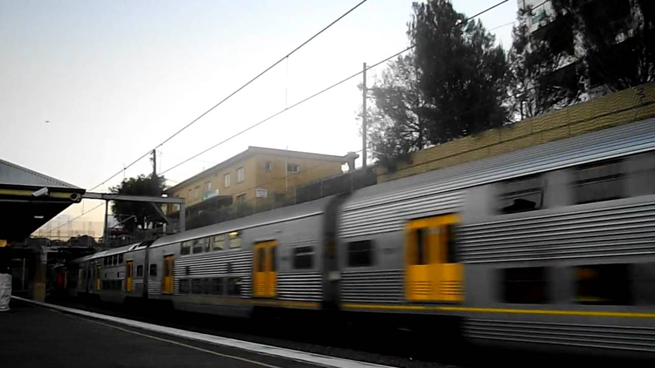 Cityrail R set R21 passing Bardwell Park during afternoon peak - YouTube