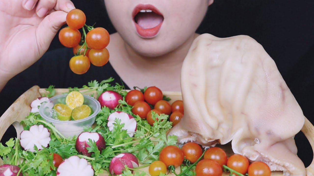 ASMR EATING PORK EAR AND RAW VEGGIE (RADISH, CORIANDER, COCKTAIL TOMATO ...