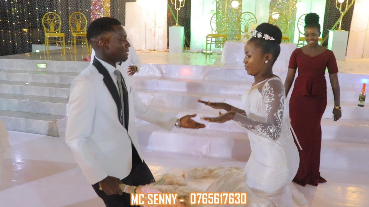 MAHARUSI WAINGIA UKUMBINI NA KUTOA SHOW KALI MBELE YA WAALIKWA - YouTube