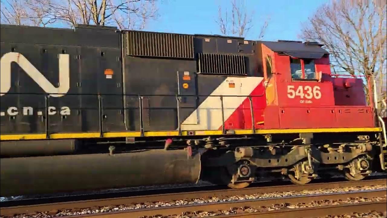 CN 5436, 5441 speed an Eastbound local train through Vicksburg, MI - YouTube