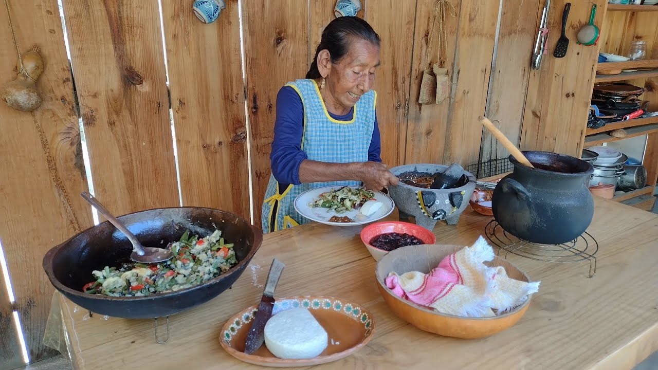 Ricos Huevitos Con Palitos De Yerbasanta, Salsa, Frijoles y Tortillas ...