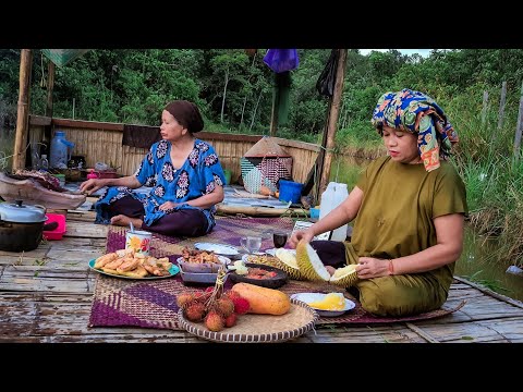 suasana di desa dayak muslim, masak masakan khas dayak di atas rumah rakit terapung sambil mancing