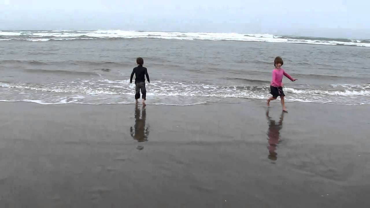 Kids playing in ocean - YouTube