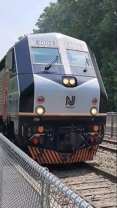 NJT PL42AC #4004 Unrestricted K5LA Horn (Crossing Sequence) - YouTube