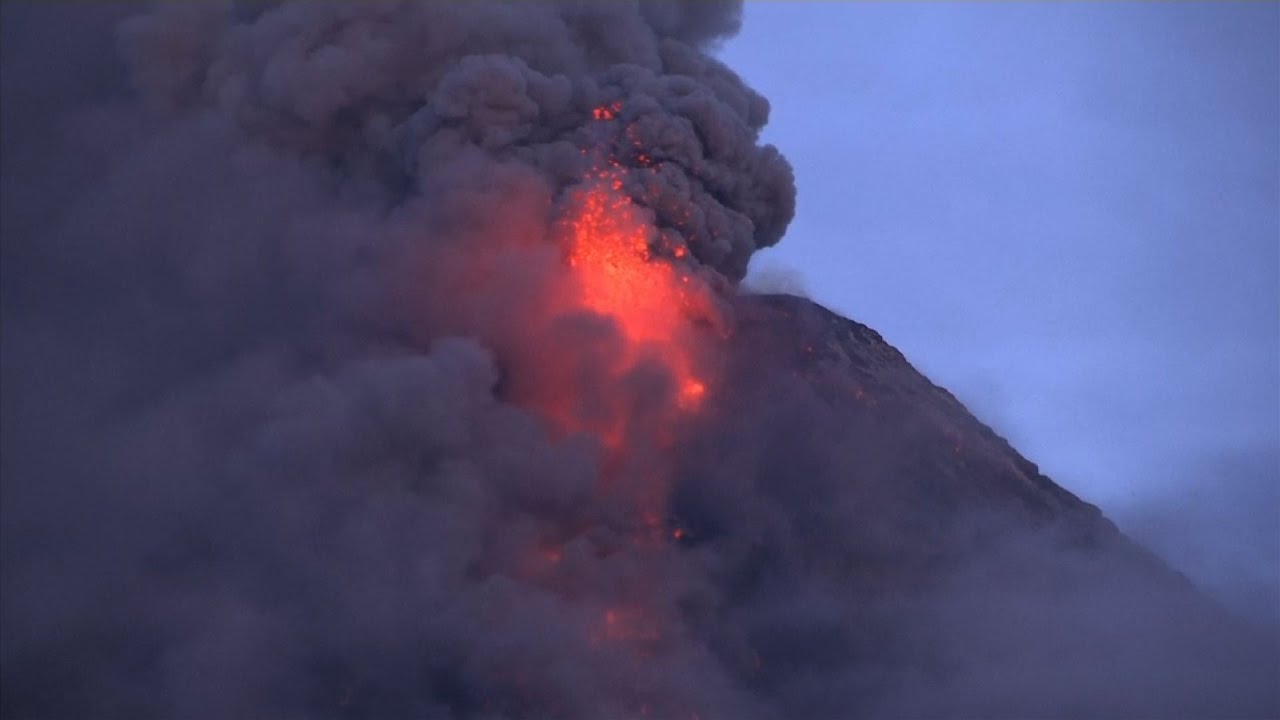 Thousands Flee Lava from Philippines Volcano - YouTube