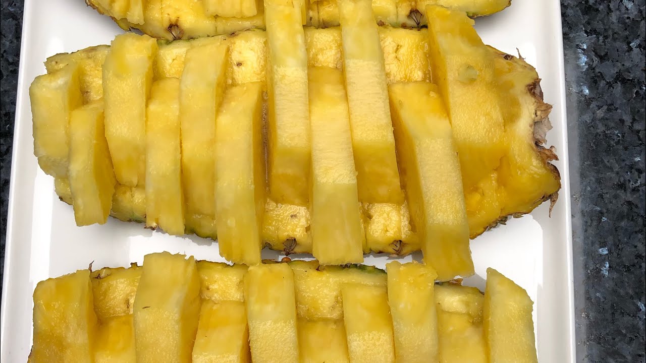 Learning How to Carve Pineapple//YAYAMANEN PAG CUT NG PINYA - YouTube