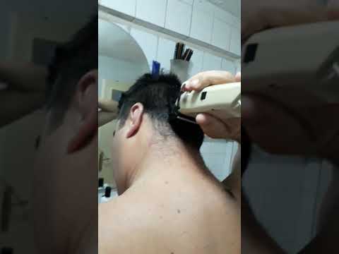 Kendini traş eden adam