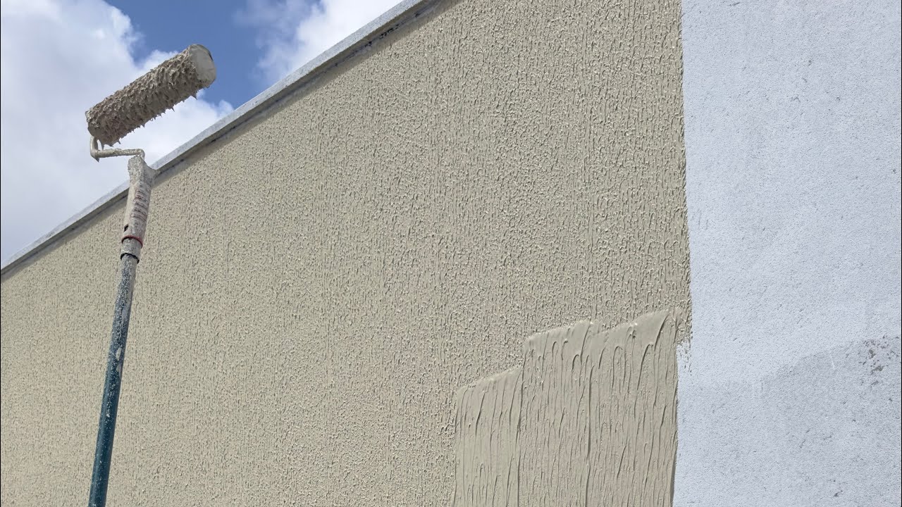 Textura lisa na cor branco Gelo sendo aplicada em paredes na cobertura ...